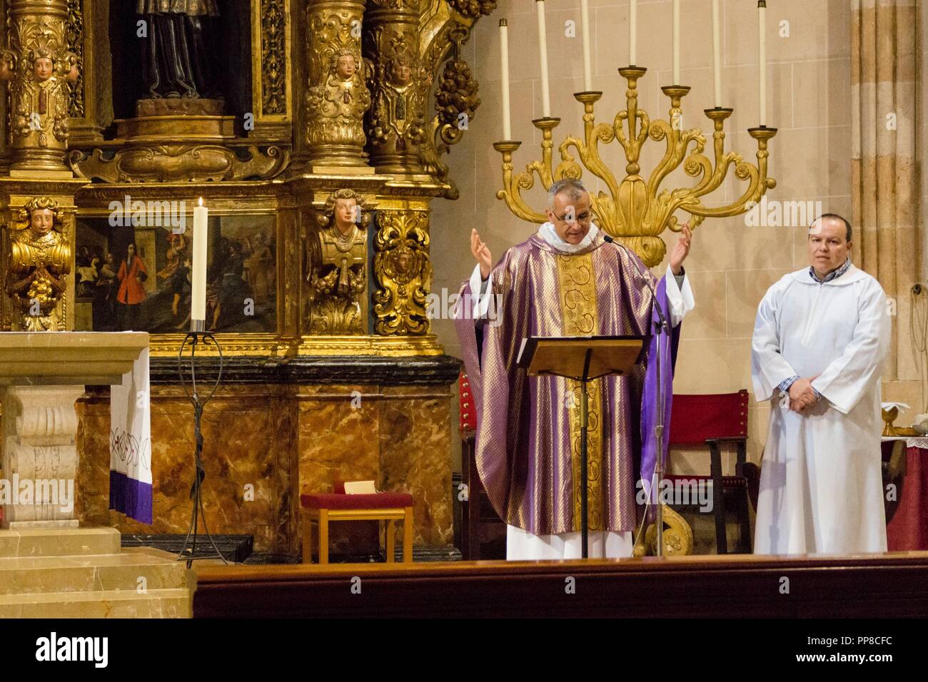 celebracion de misa catolica,ritos iniciales, iglesia de Sant Pere ...
