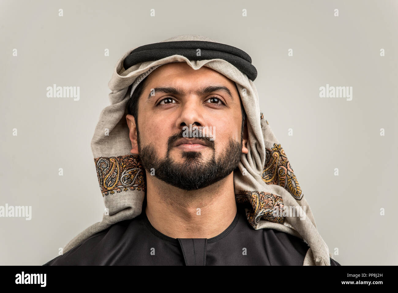 Portrait of arabic man with kandora in a studio Stock Photo - Alamy