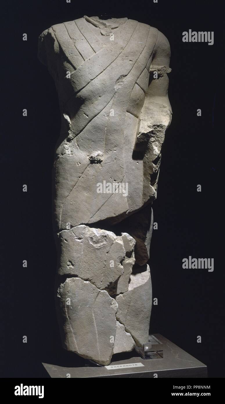 ESCULTURA CON INDUMENTARIA RELIGIOSA - PROCEDENTE DE PORCUNA - SIGLO V ...