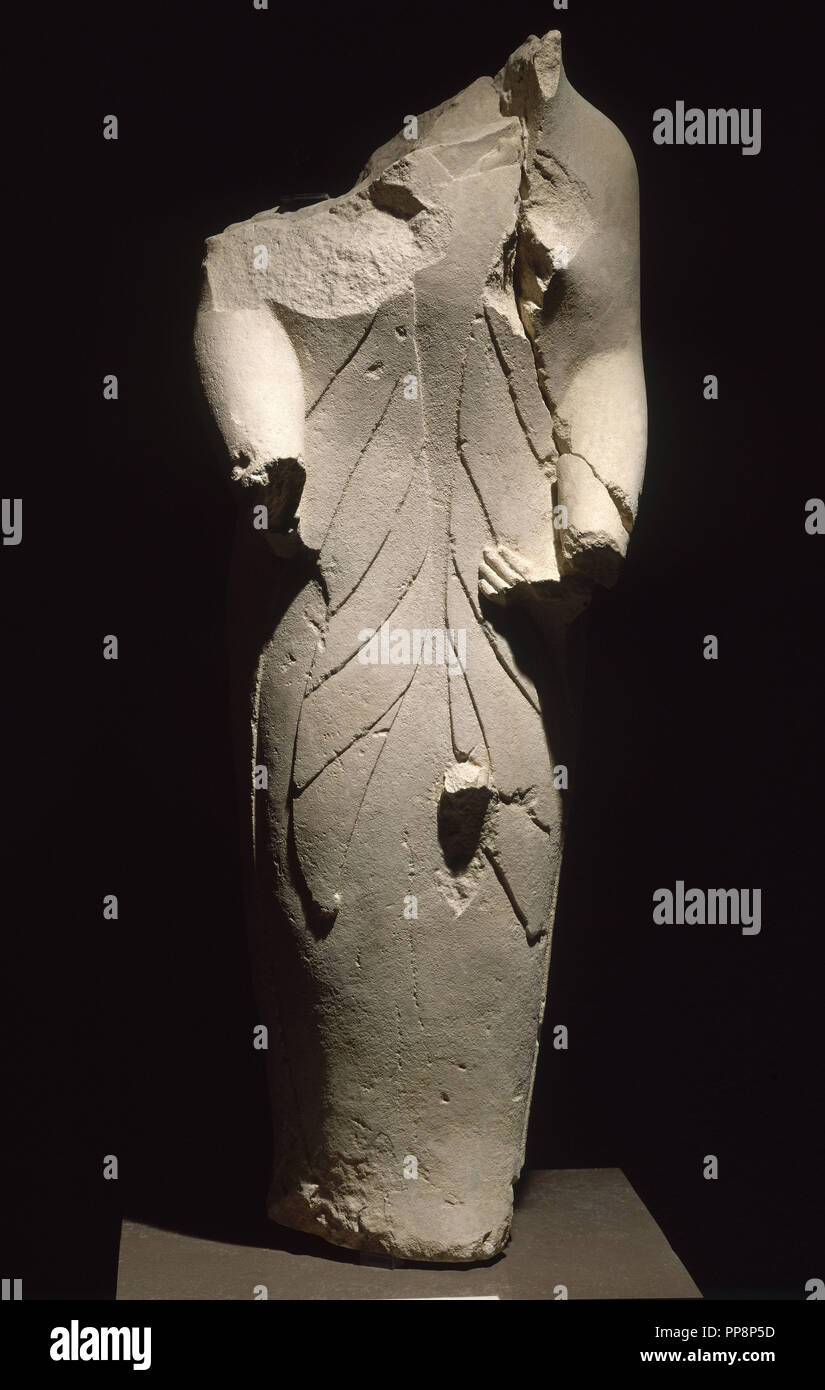 FIGURA HUMANA CON INDUMENTARIA RELIGIOSA - PROCEDENTE DE PORCUNA ...