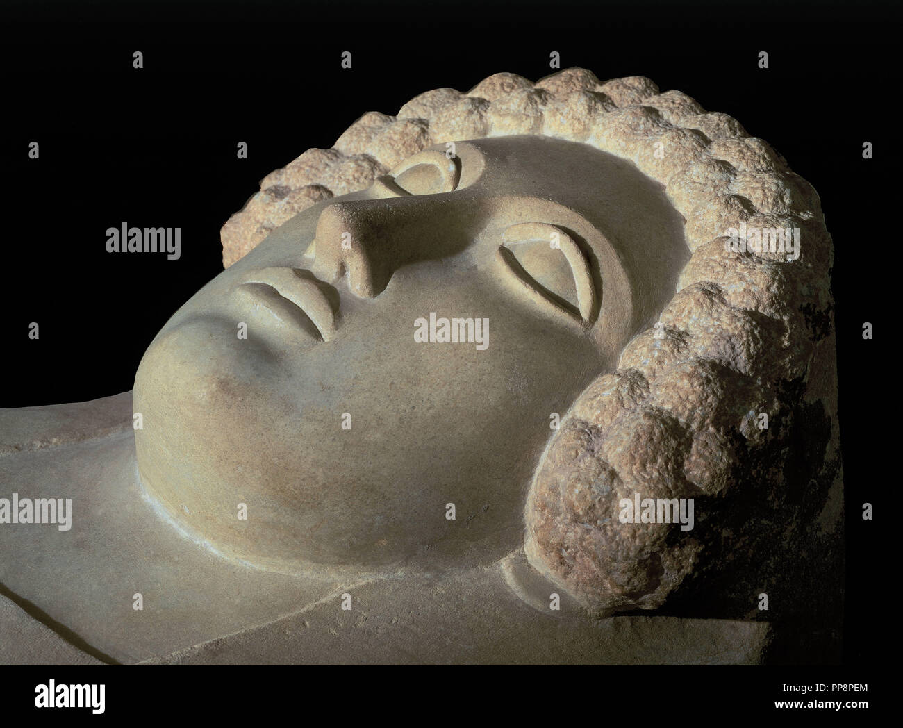 DETALLE DE LA CABEZA DEL SARCOFAGO ANTROPOIDE FEMENINO FENICIO - SIGLO ...