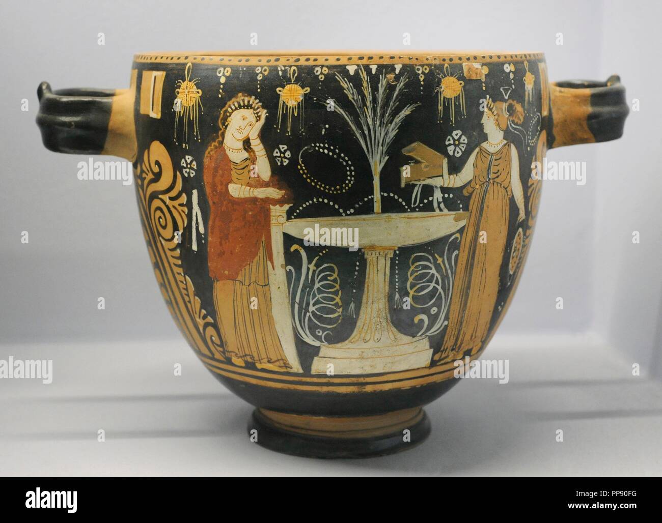 Greek women pottery hi-res stock photography and images - Alamy
