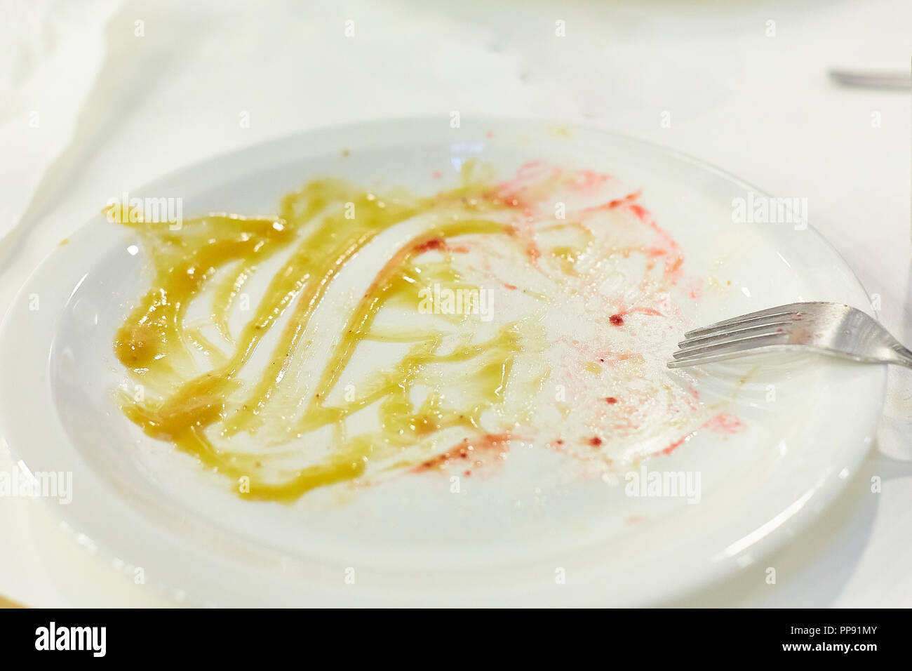 the remains of food on a plate in a fast food restaurant Stock Photo ...