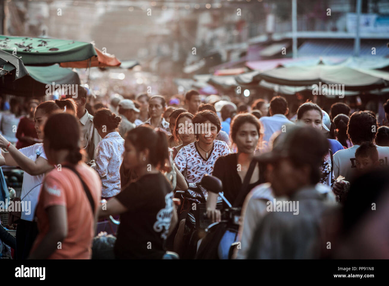 Crowded busy market in Phnom Penh, Cambodia Stock Photo - Alamy