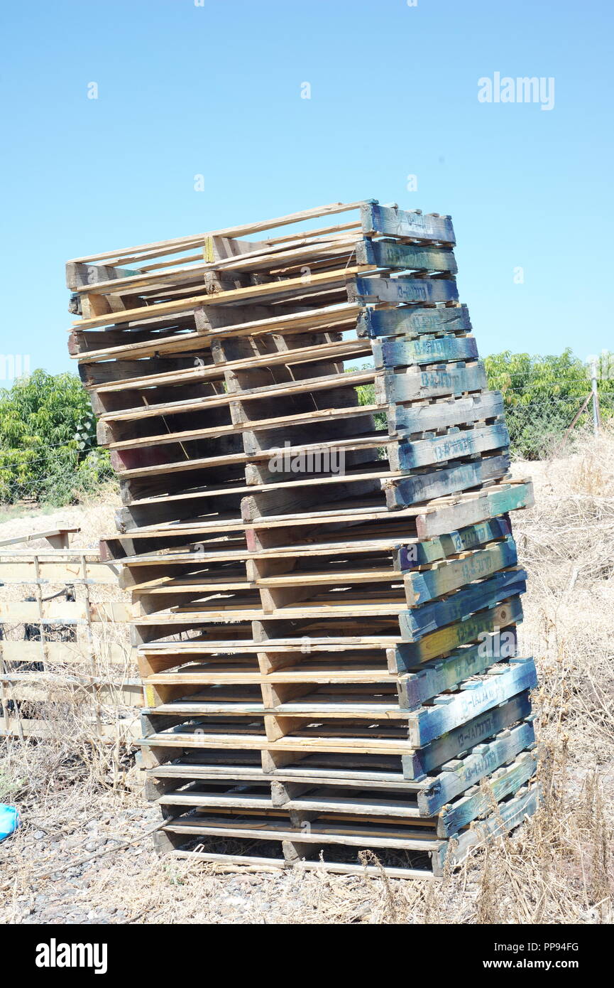 Lifting cupboard hi-res stock photography and images - Alamy