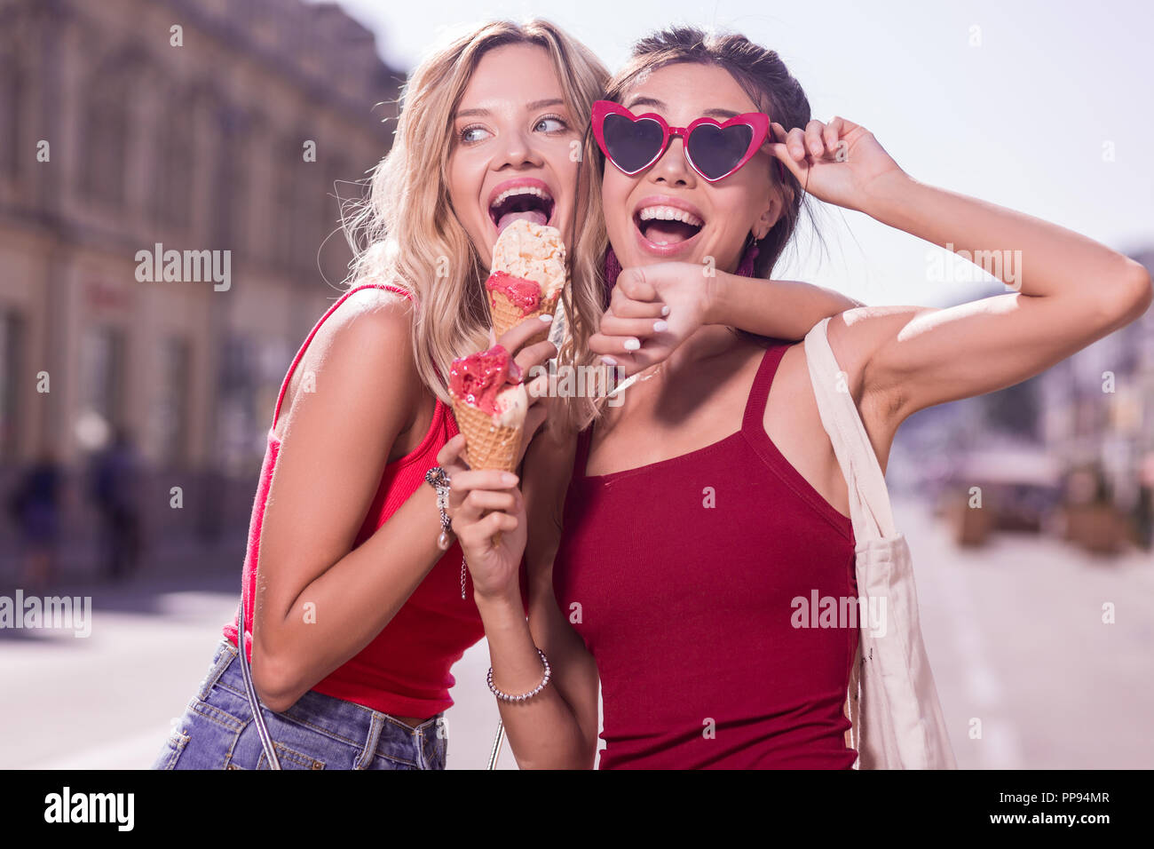 Friends eating ice cream hi-res stock photography and images - Alamy