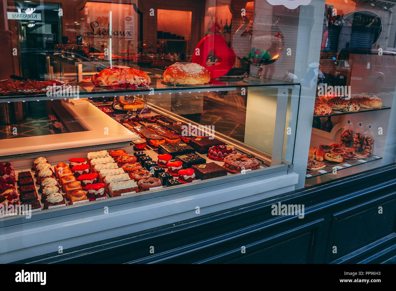 Paris bakery hi-res stock photography and images - Alamy