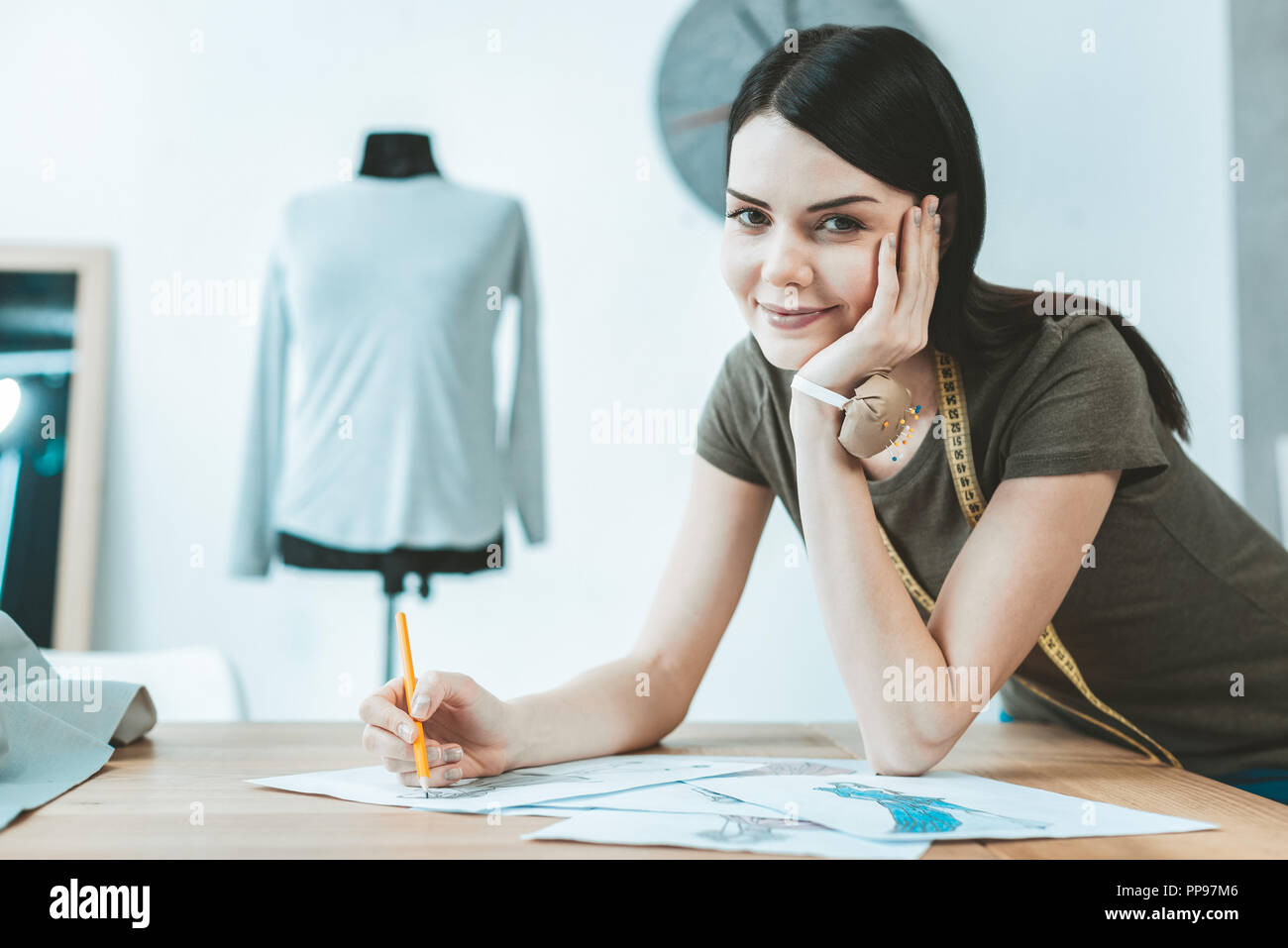 Female designer posing atelier hi-res stock photography and images - Alamy