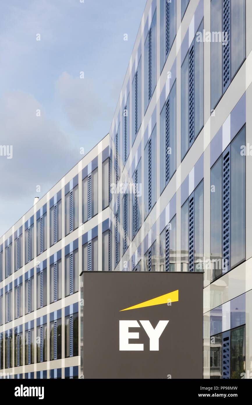 Ernst and young building exterior hi-res stock photography and images ...