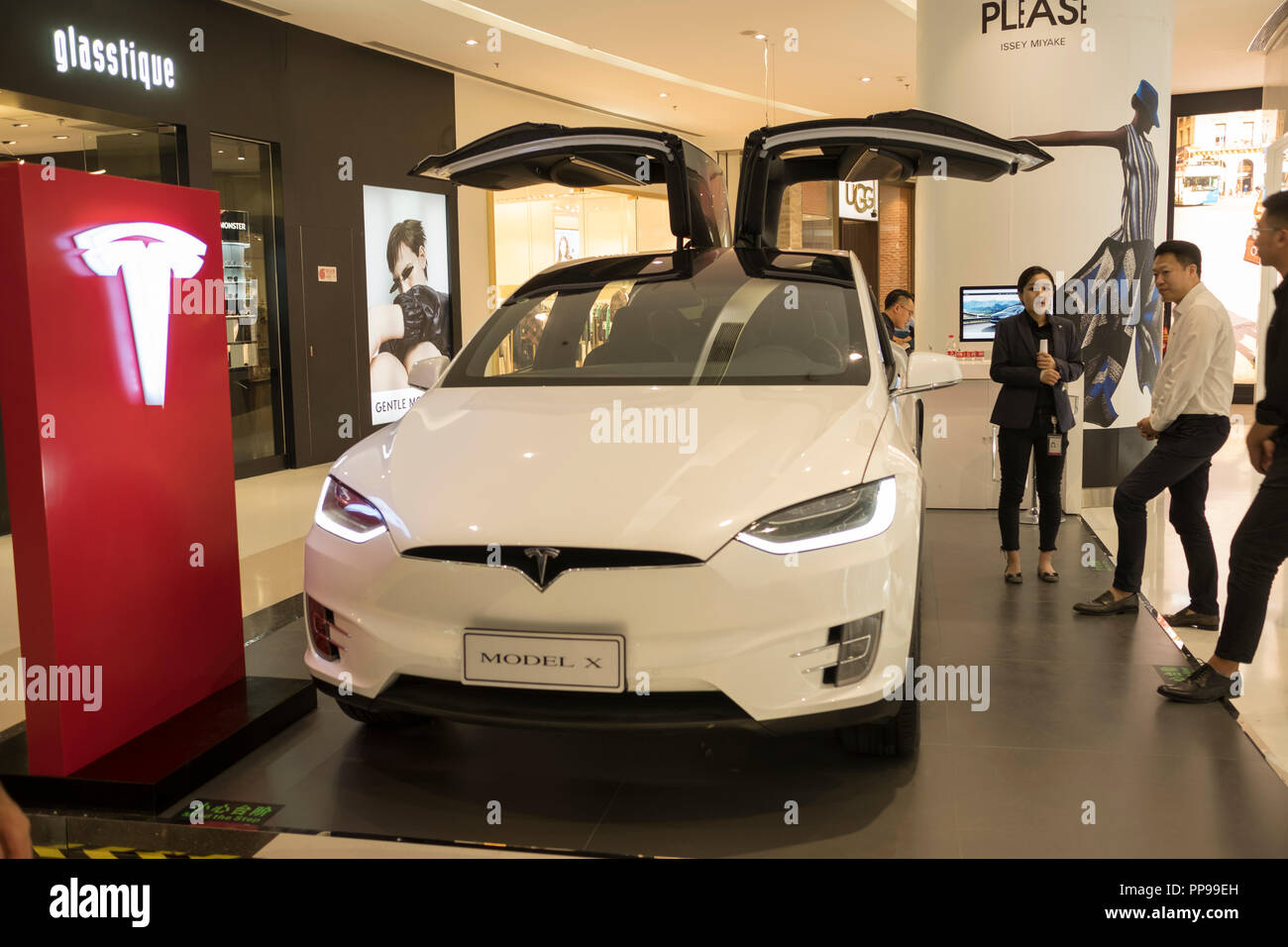 Car display in mall hi-res stock photography and images - Alamy