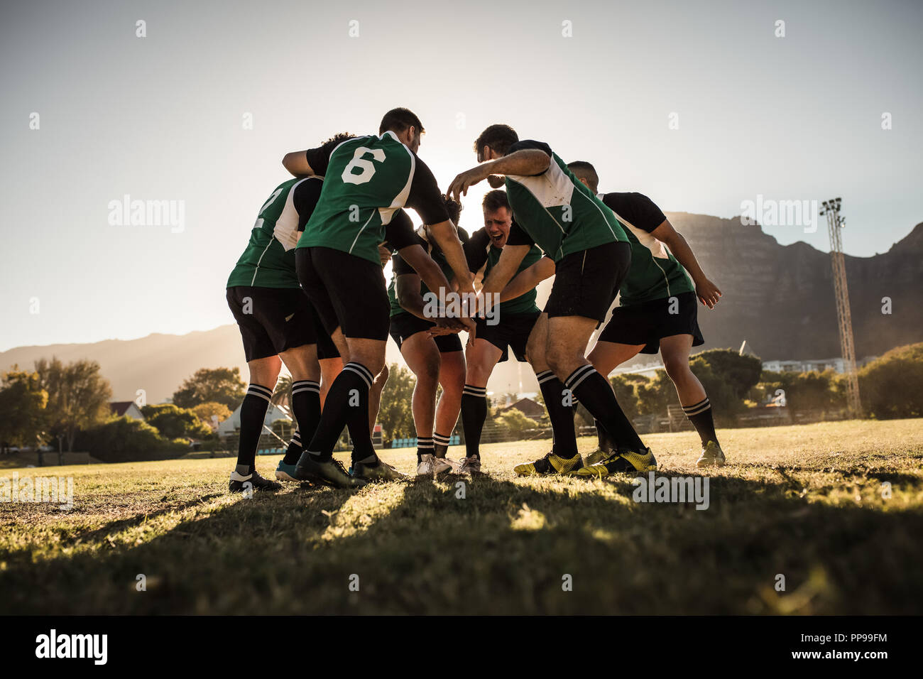 Team players cheering hi-res stock photography and images - Alamy