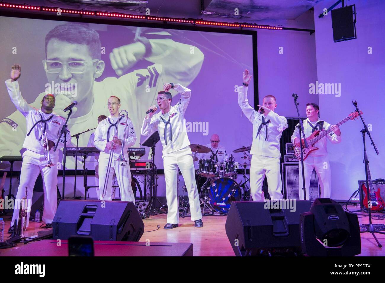 Musicians afloat hi-res stock photography and images - Alamy