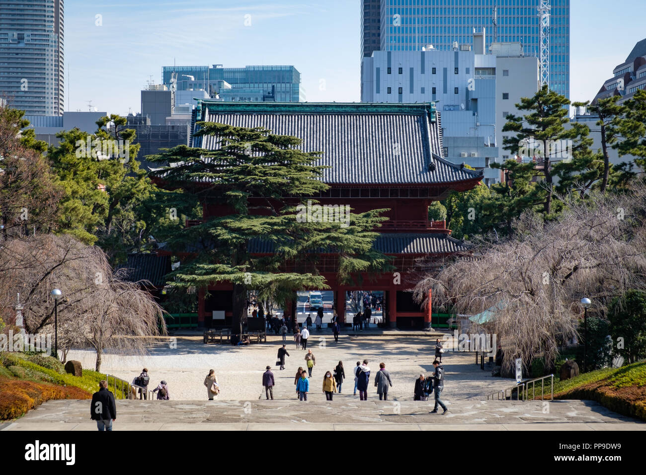 TOKYO, JAPAN - 15 FEB 2018: People visiting Shinko-in temple entrance ...