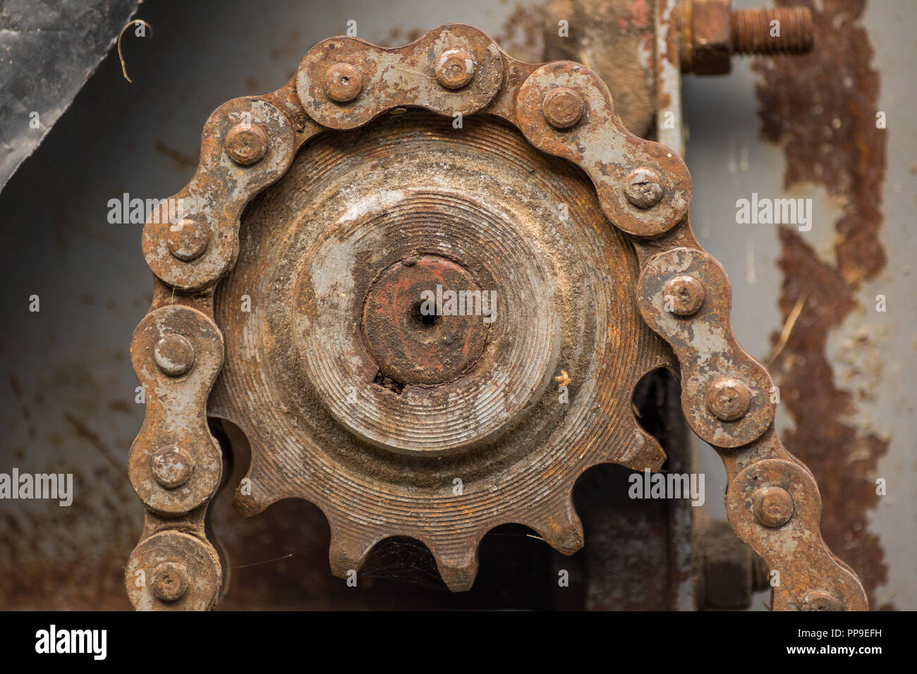 Rusty chain and cog hi-res stock photography and images - Alamy