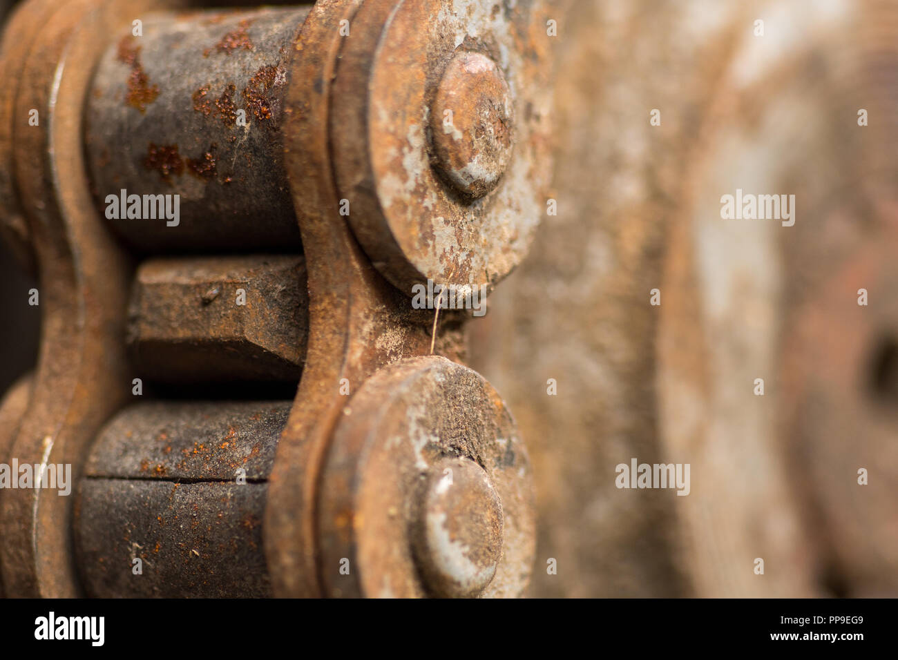 Rusty chain and cog hi-res stock photography and images - Alamy