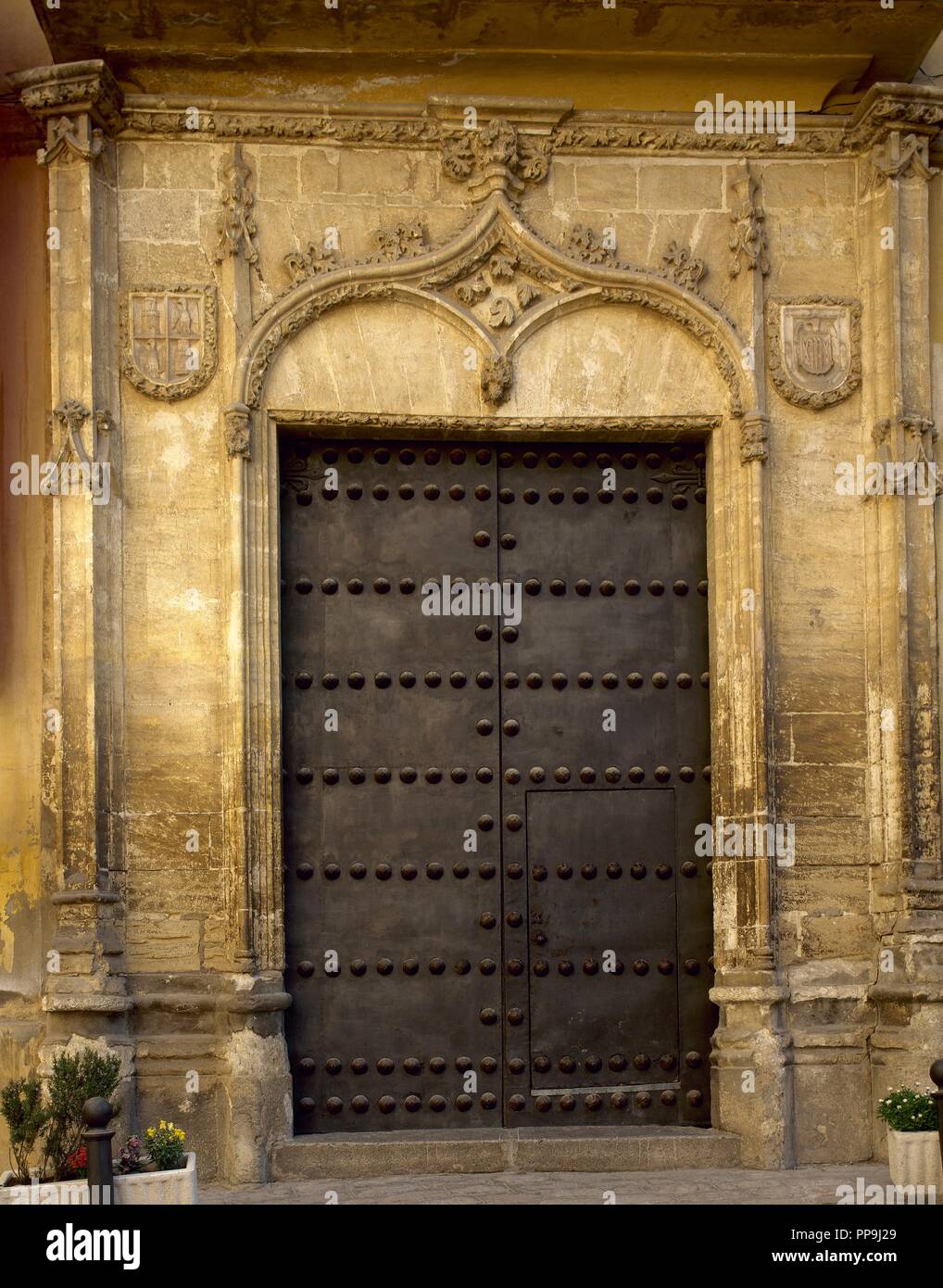 Ogee arch hi-res stock photography and images - Alamy