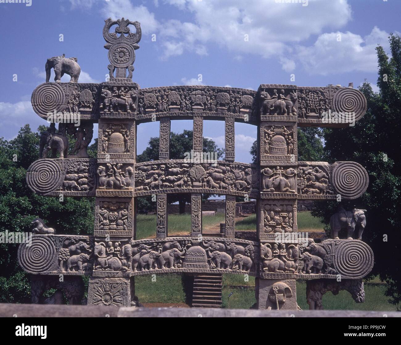TORANA ESTE, CARA INTERIOR, DE LA GRAN STUPA O STUPA Nº1, SIGLO I AC ...