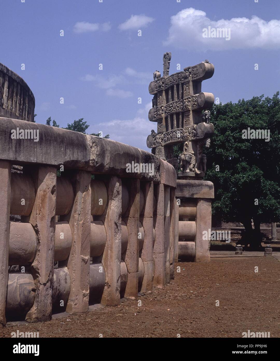 DETALLE DE LA VEDIKA Y LA TORANA ESTE DE LA GRAN STUPA O STUPA Nº1 ...