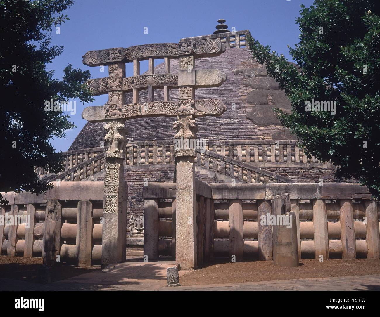 TORANA SUR DE LA GRAN STUPA O STUPA Nº1, ENTRADA PRINCIPAL. Location ...