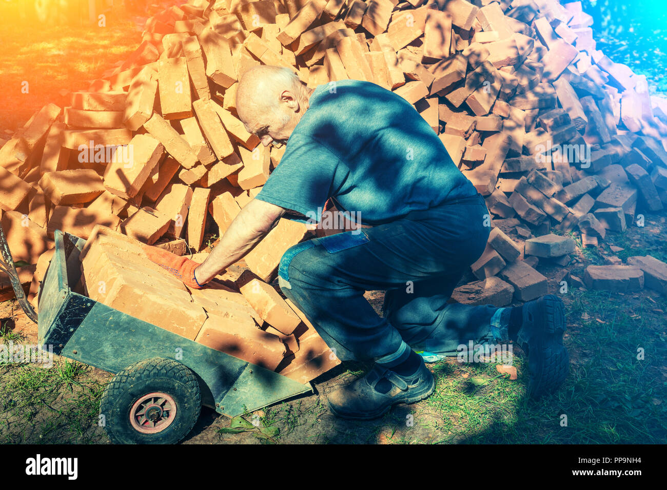 Loads of bricks hi-res stock photography and images - Alamy