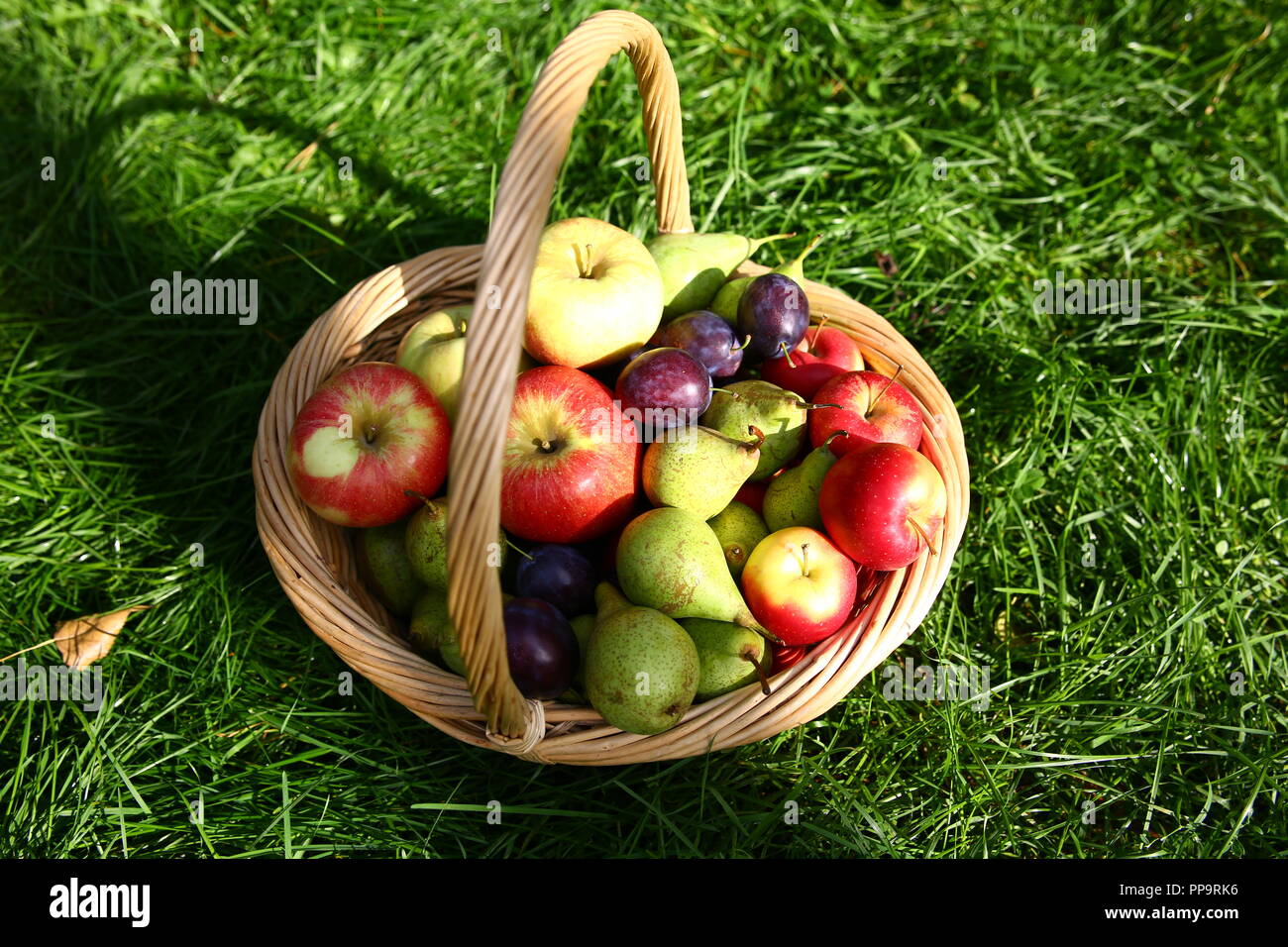 Food: Basket of ripe fruits Stock Photo - Alamy