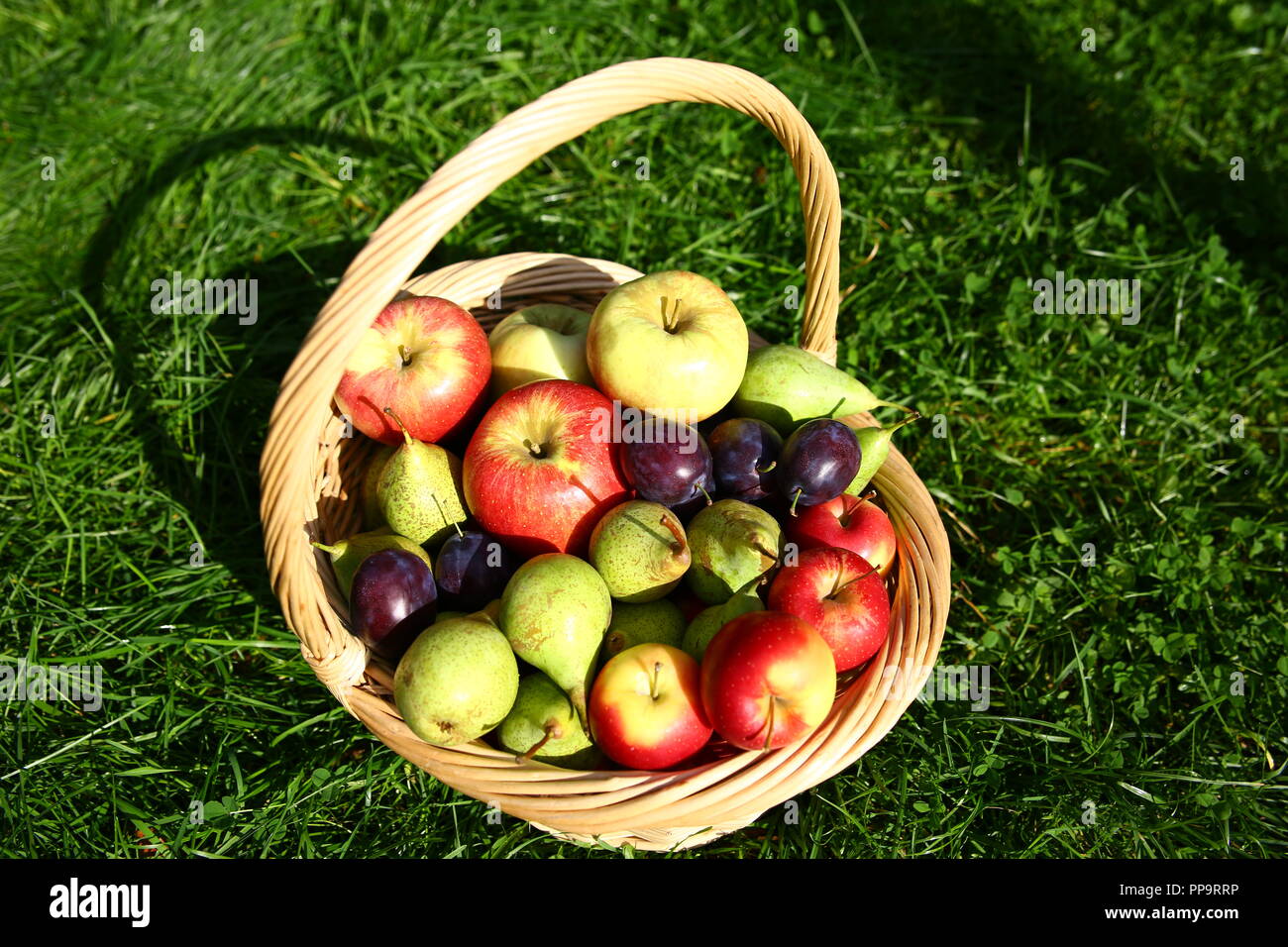 Food: Basket of ripe fruits Stock Photo - Alamy