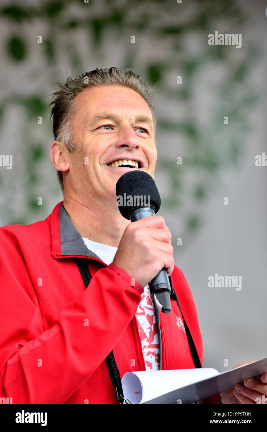 Wildlife presenter hi-res stock photography and images - Alamy