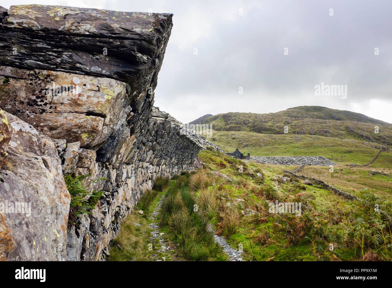 Overhanging wall hi-res stock photography and images - Alamy
