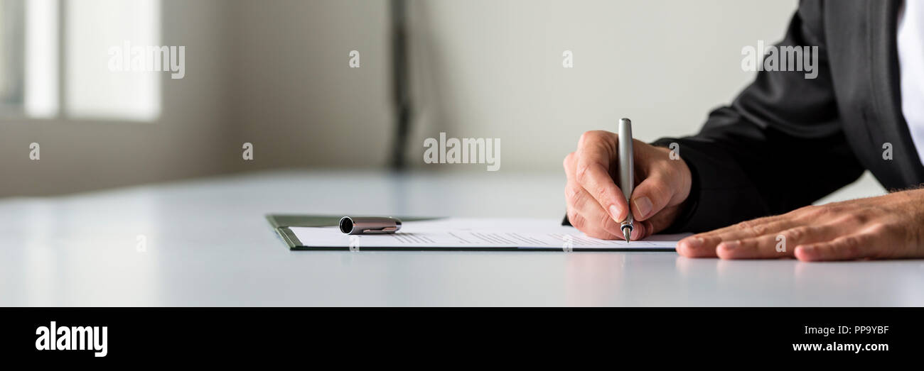 Politician signing document hi-res stock photography and images - Alamy