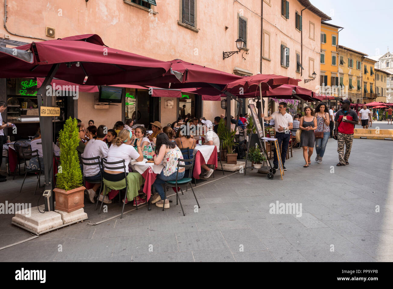 People in pavement restaurant hi-res stock photography and images - Alamy