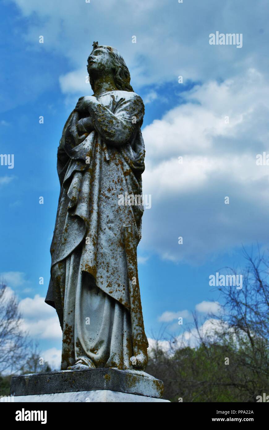Moss old statue hi-res stock photography and images - Alamy