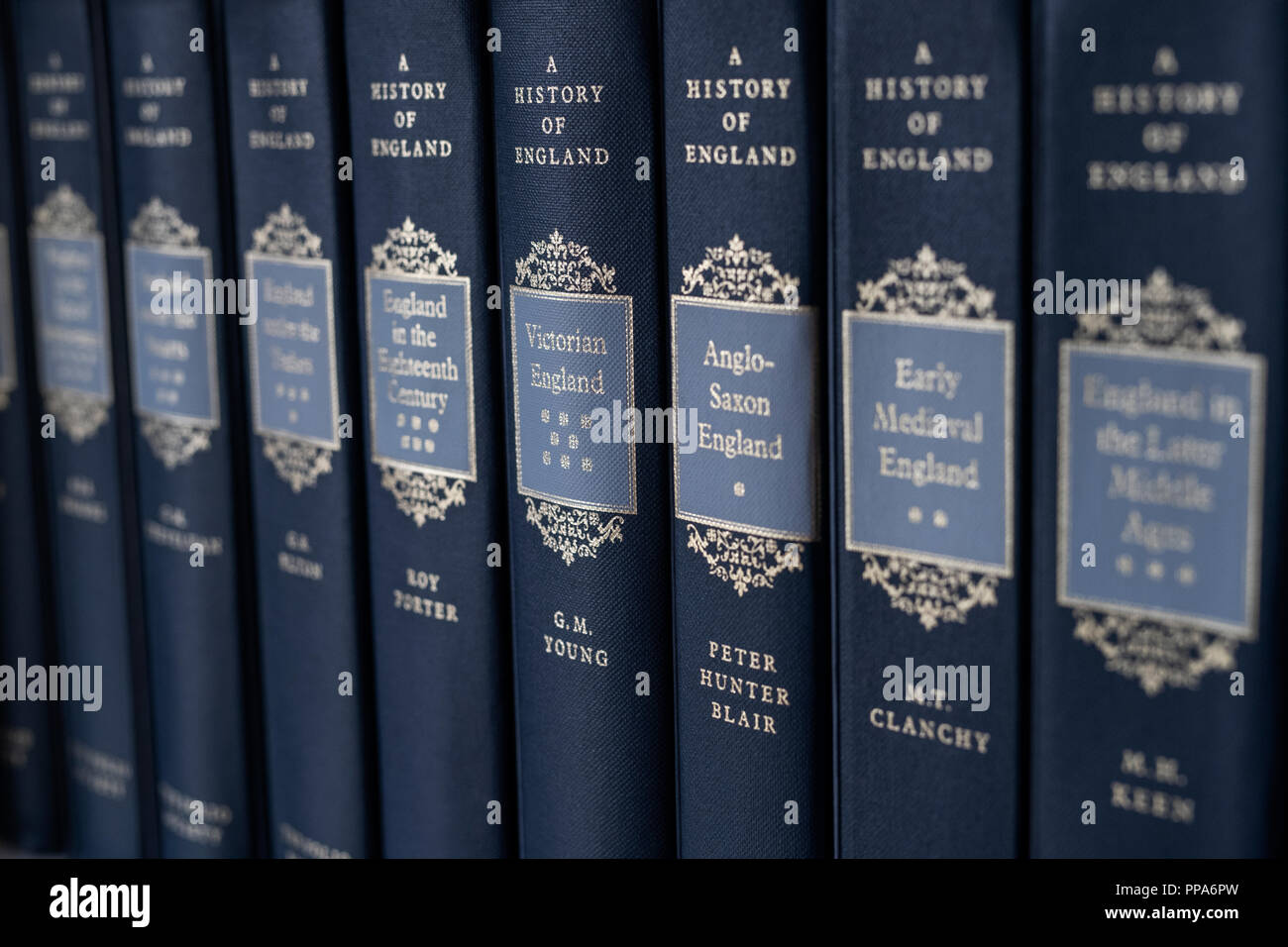 Row of books on shelf hi-res stock photography and images - Alamy