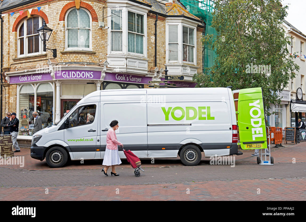 Yodel delivery hi-res stock photography and images - Alamy