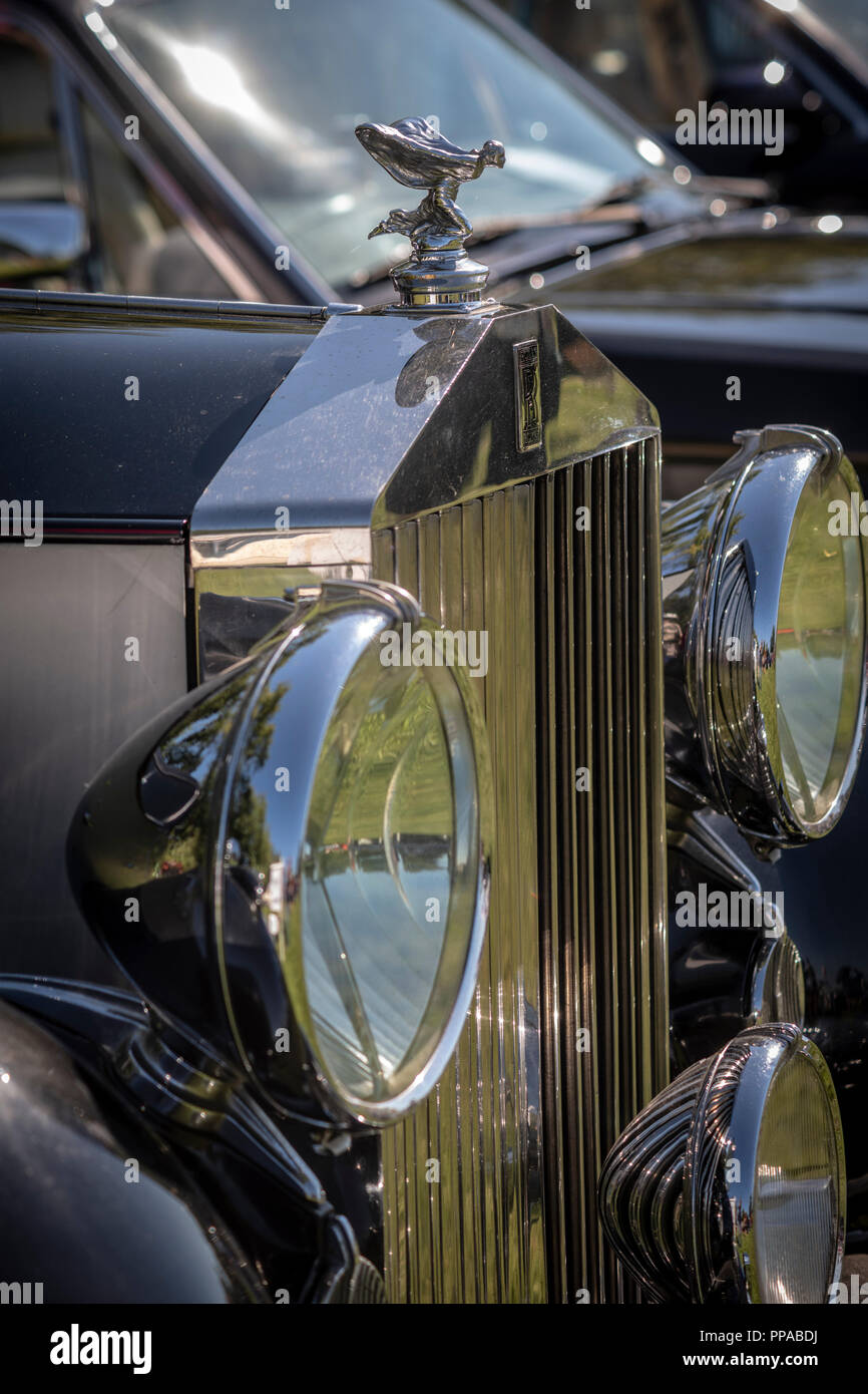 Rolls Royce flying lady emblem on the radiotor of a Silver Wraith ...