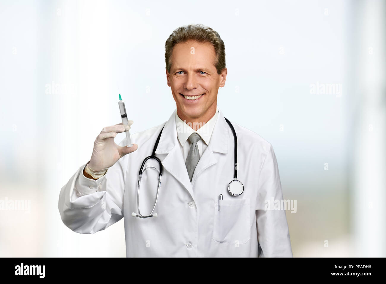Positive doctor syringe holding hi-res stock photography and images - Alamy