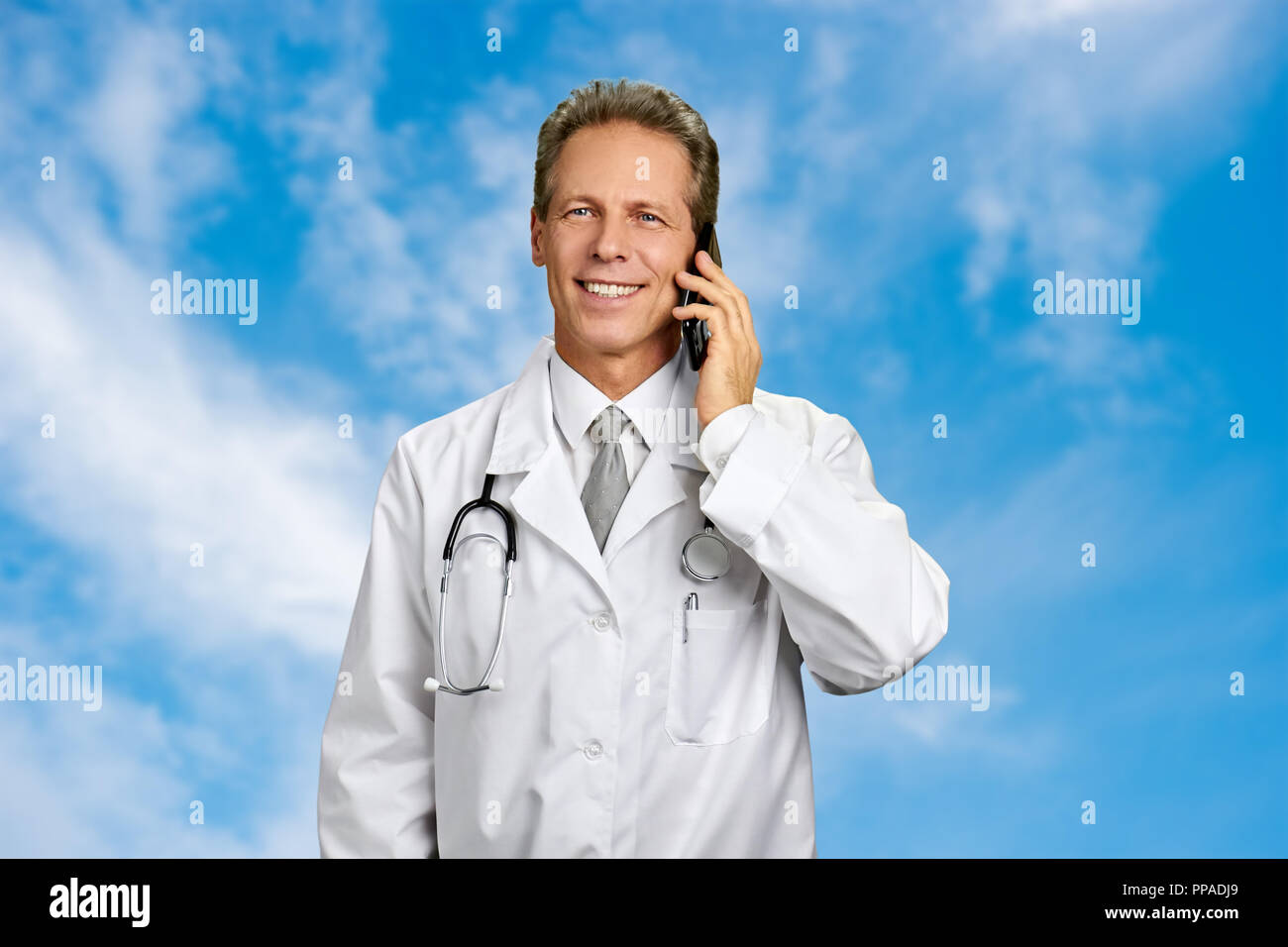 Doctor phone hi-res stock photography and images - Alamy