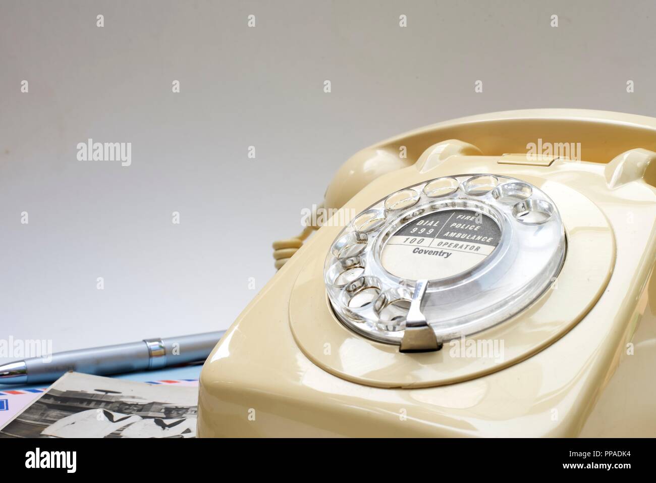 Old mobile phone 1970s hi-res stock photography and images - Alamy