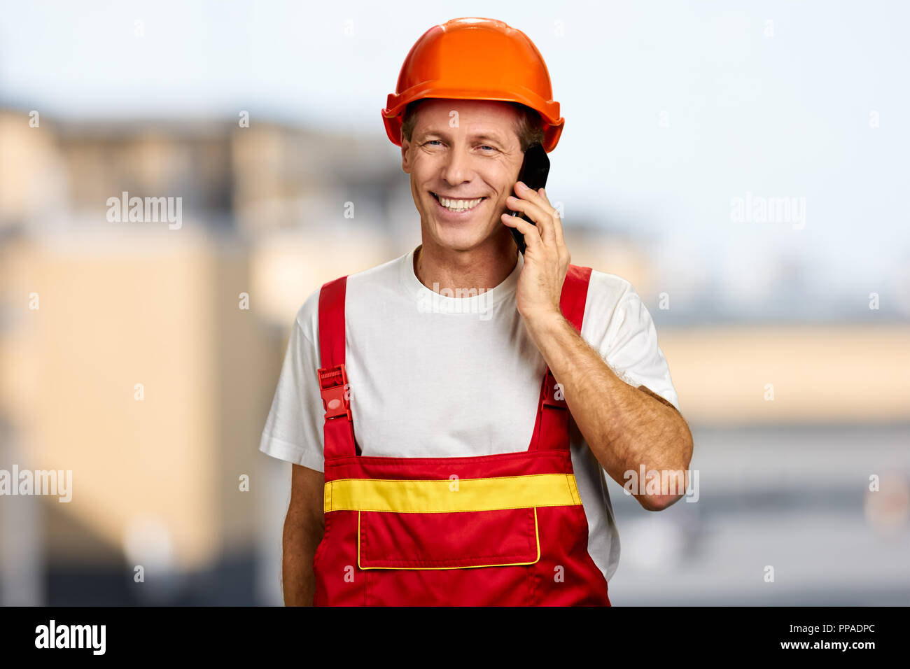 Builder talking on smartphone hi-res stock photography and images - Alamy