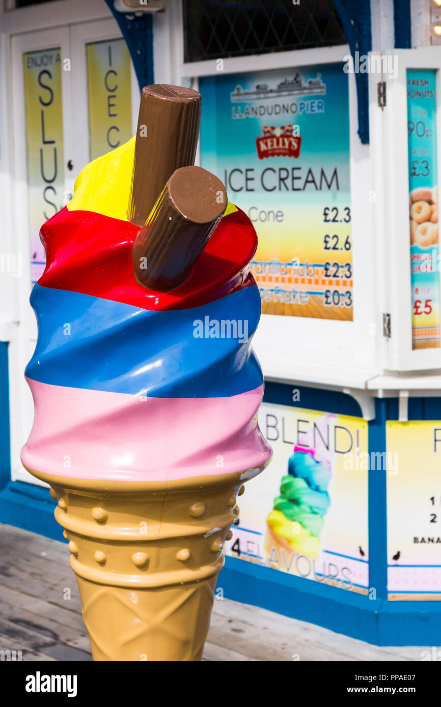 Ice cream stall on Llandudno pier Stock Photo - Alamy