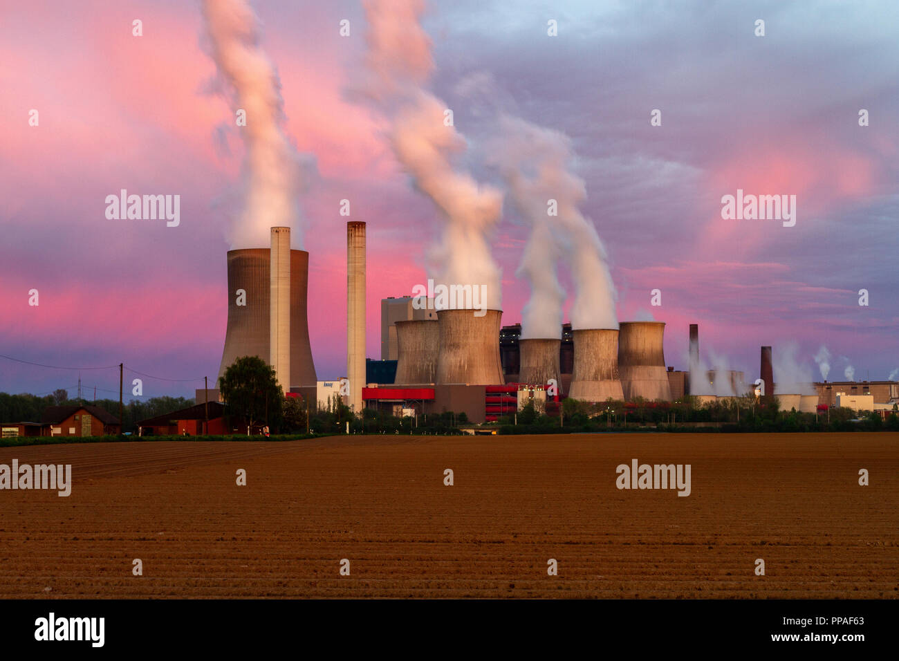 Fossil fuel power plants hi-res stock photography and images - Alamy