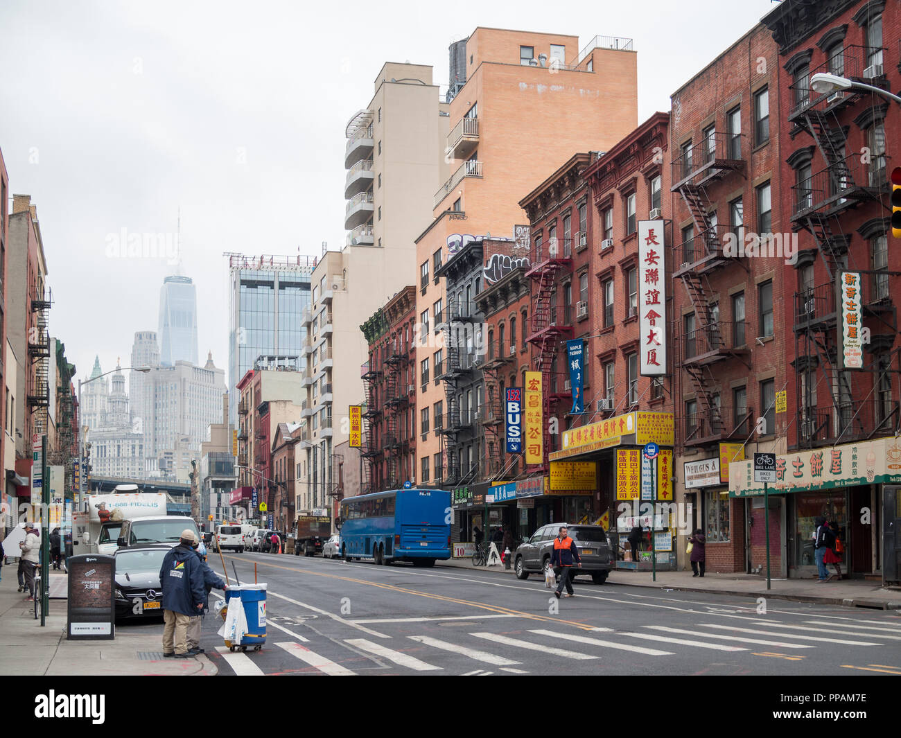 Signs with chinese characters hi-res stock photography and images - Alamy