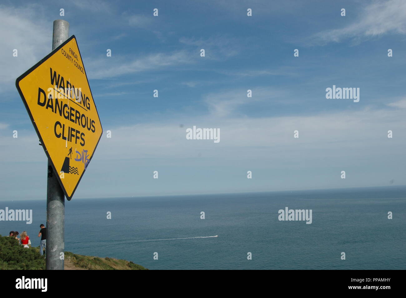 Warning dangerous cliffs yellow hi-res stock photography and images - Alamy