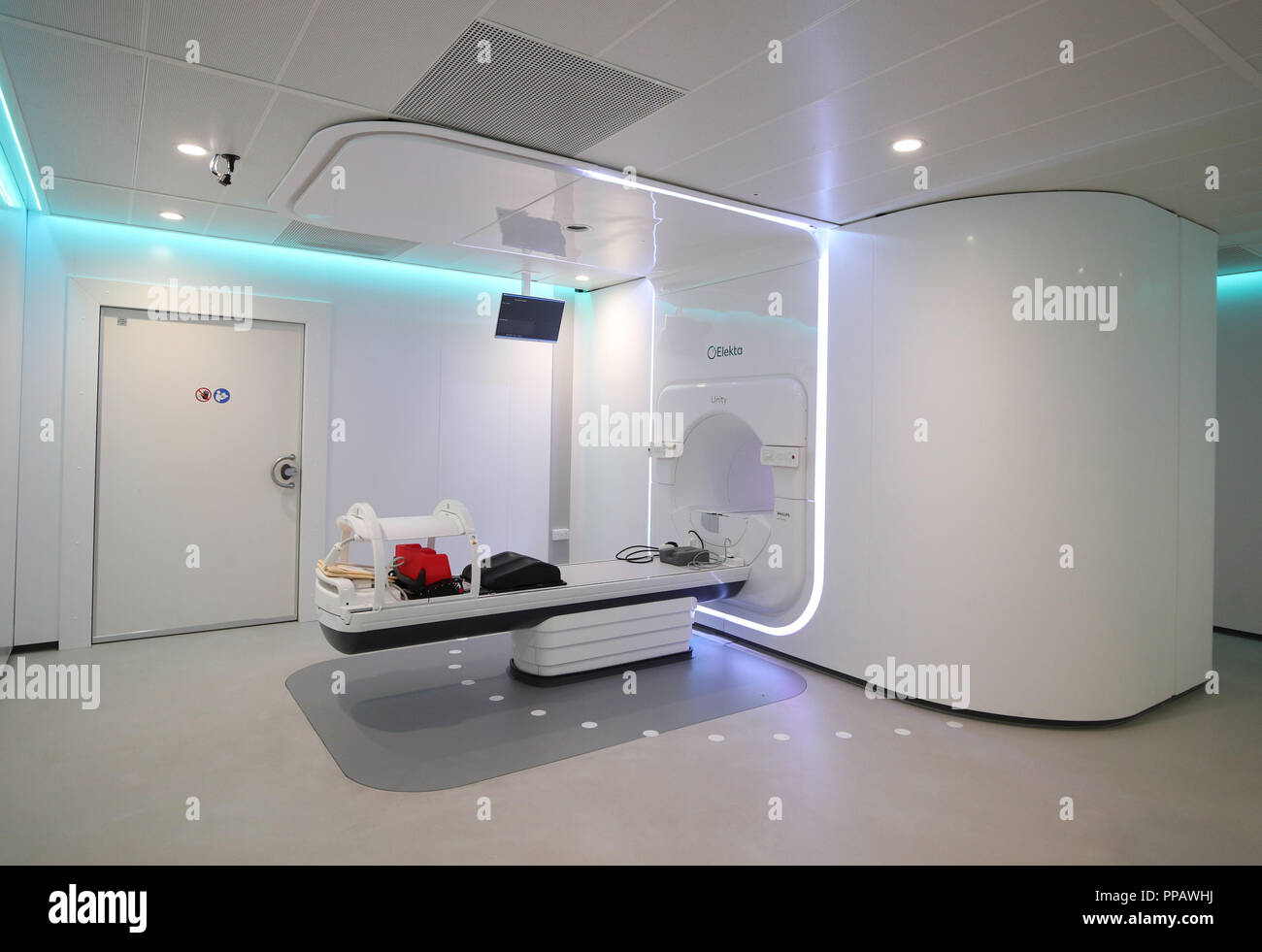 Magnetic resonance linear accelerator mr linac machine hi-res stock ...