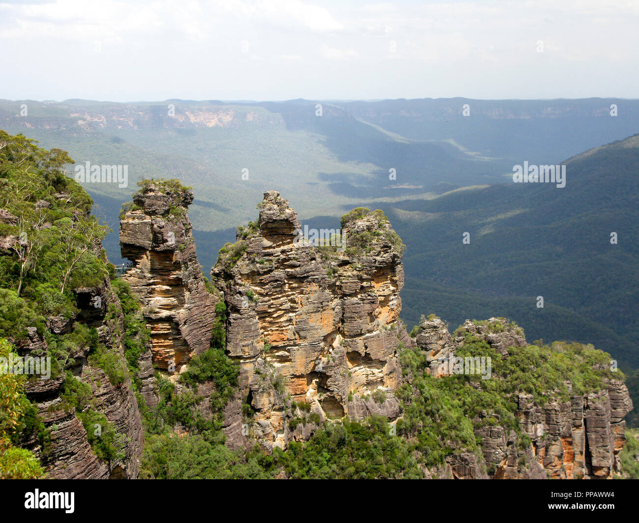 BLUE MOUTAIN Australia and the rock formation Three Sisters in Jamison ...