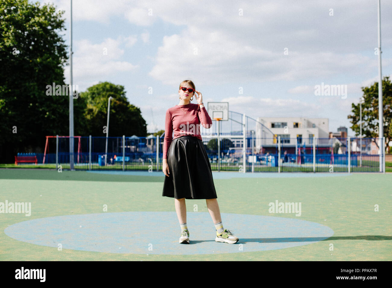 Woman basketball park hi-res stock photography and images - Alamy