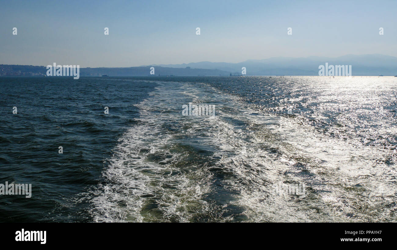 Ferry boat wake hi-res stock photography and images - Alamy