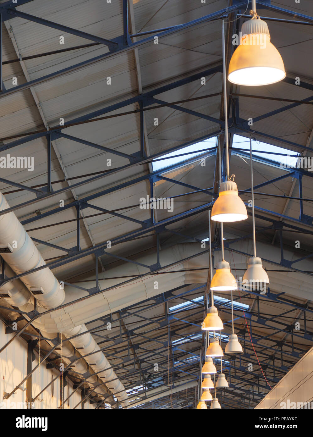 Modern industrial ceiling lights hi-res stock photography and images ...