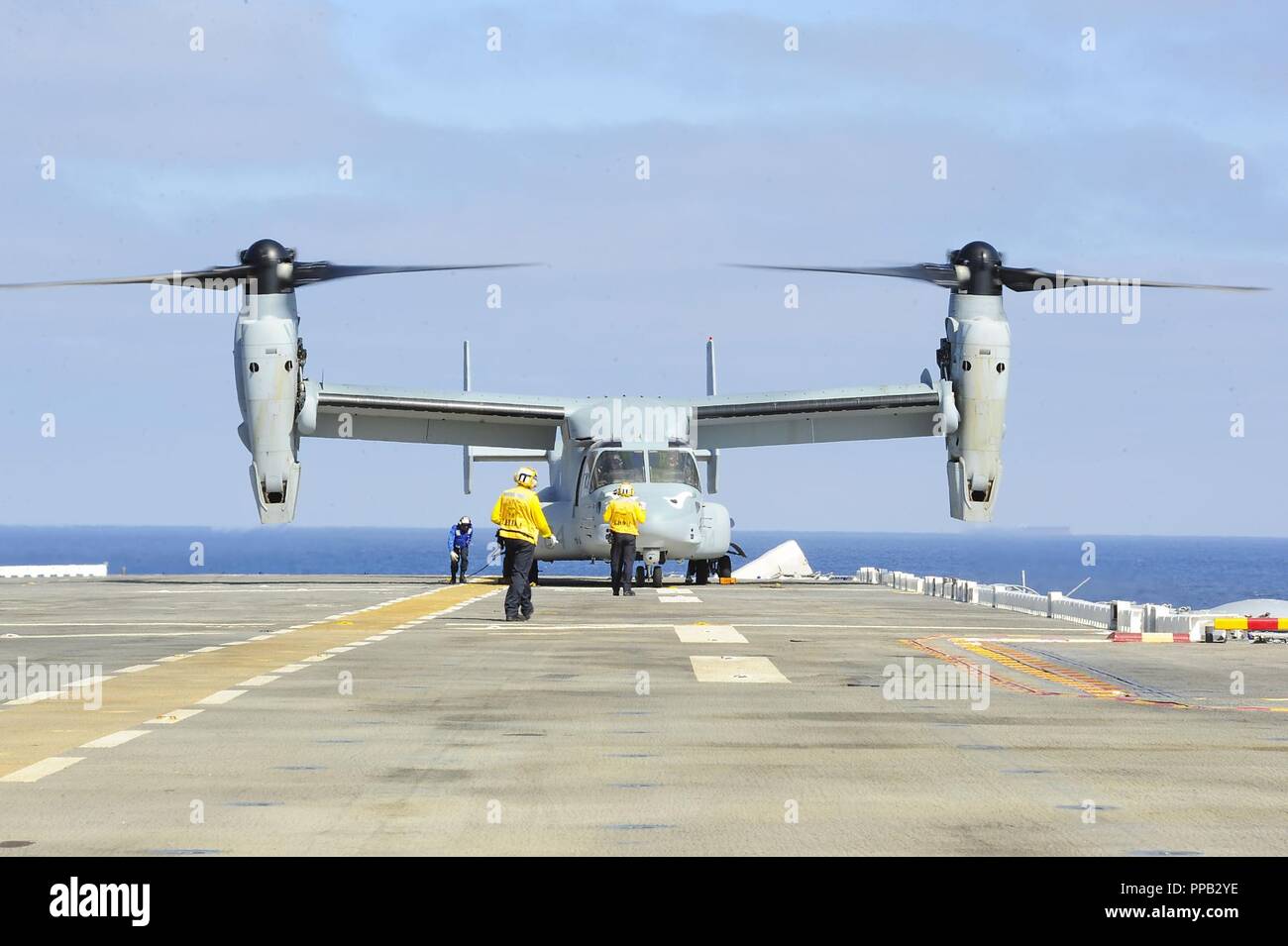 OCEAN (Aug. 14, 2018) An MV-22B Osprey, assigned to Marine Medium ...