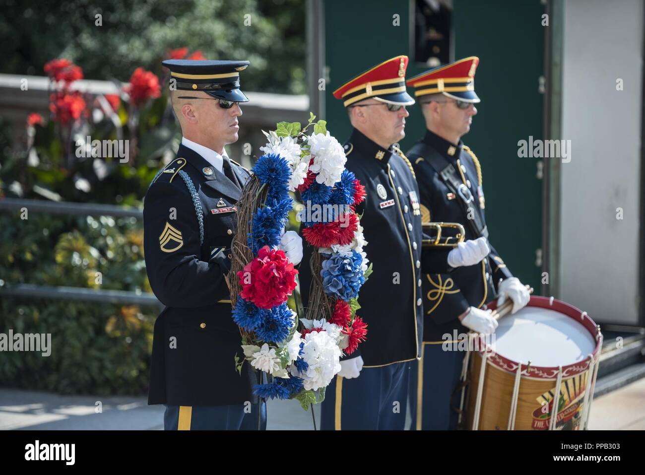 A Tomb Sentinel from the 3d U.S. Infantry Regiment (The Old Guard) and ...