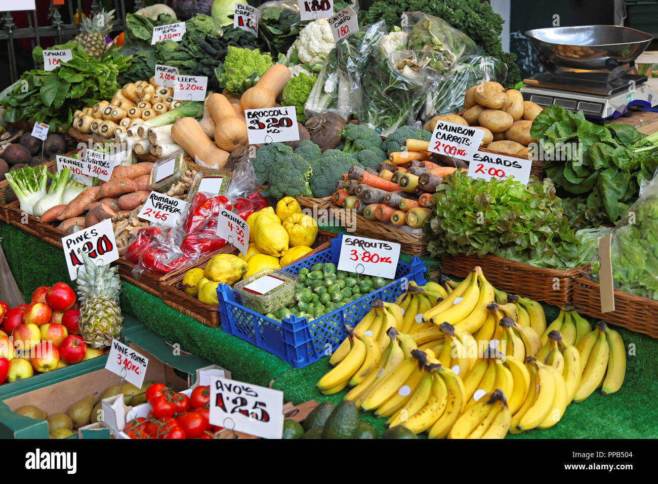 Fruits and vegetables at farmers market stall Stock Photo - Alamy